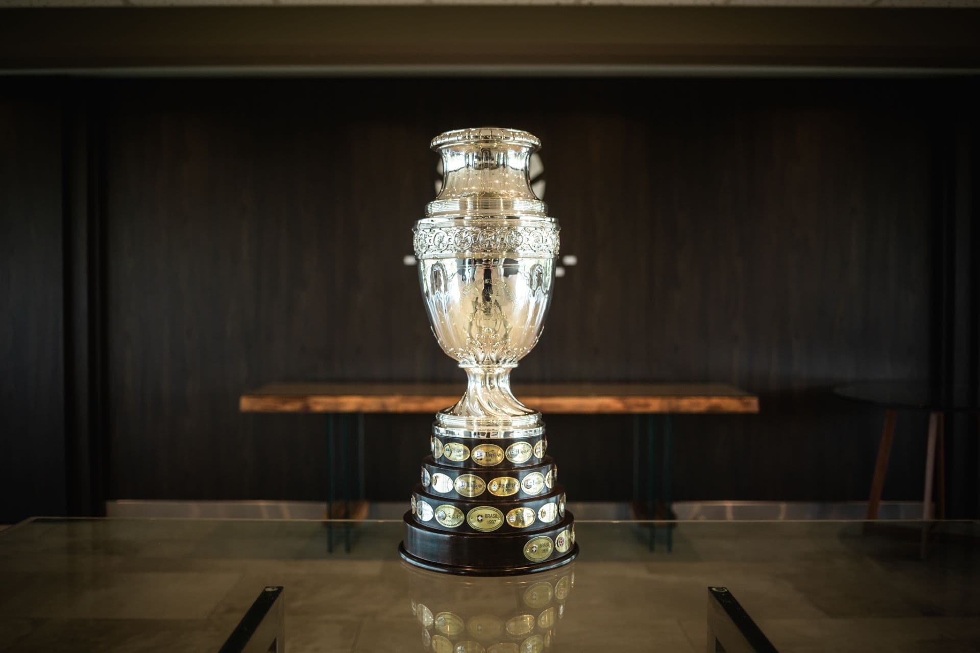 O campeão da CONMEBOL Copa América 2024™ irá erguer o troféu original ...